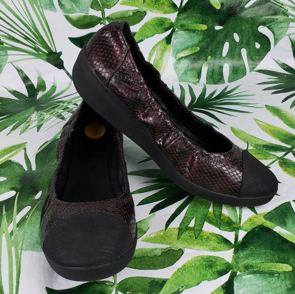 Fitflop | Shoes | 48 Flitflop Snakeskin Purpleishblack Fpop | Poshmark